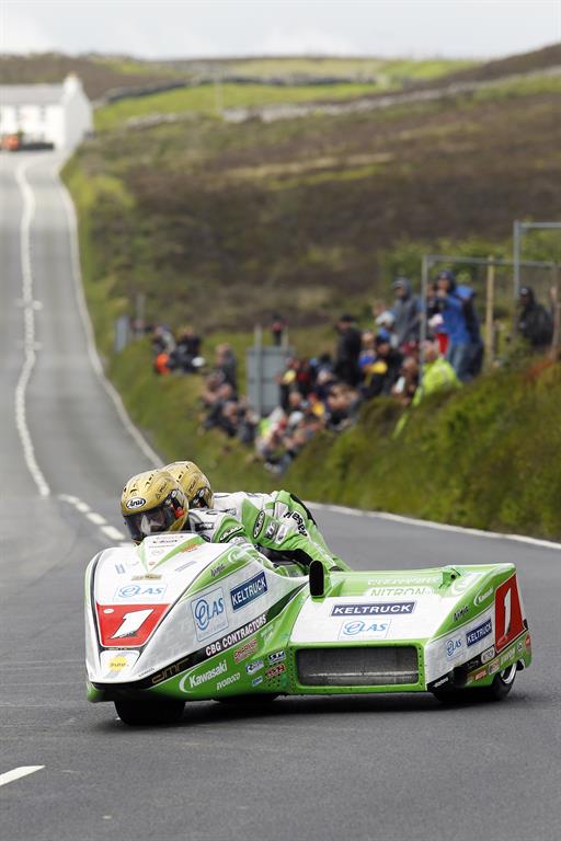 MOLYNEUX/FARRANCE BACK ON TOP STEP AT TT RACES IN SURE SIDECAR 2 VICTORY