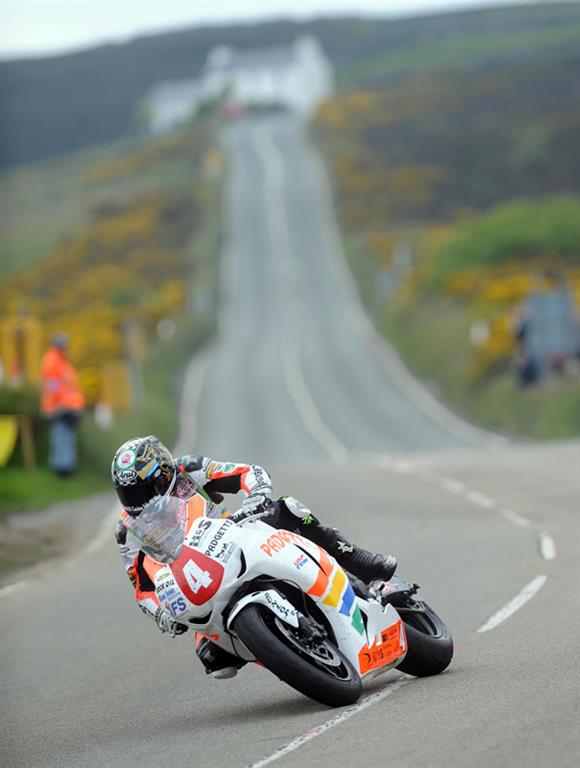 IAN HUTCHINSON SETS THE PACE IN FIRST QUALIFYING SESSION AT 2010 ISLE ...